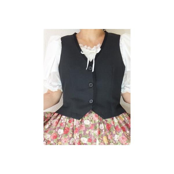 ネックラインにレースの飾りがついたV開きのベストです。素材はしっかりとしていますがしわになりにくいポリエステル素材です。1枚あるとコーディネートの幅が広がりますね。ベストの後ろ尾錠でウエストシェイプも出来ます。両脇裾はスリットが入っています...