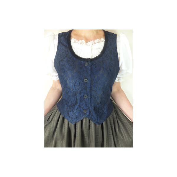 ネックラインにレースの飾りがついたU開きレース素材のベストです。薄手の裏地付きで軽く涼しく着ることが出来ます。１枚あるとコーディネートの幅が広がりますね。ベストの後ろ尾錠でウエストシェイプも出来ます。両脇裾はスリットが入っています■素材■表...