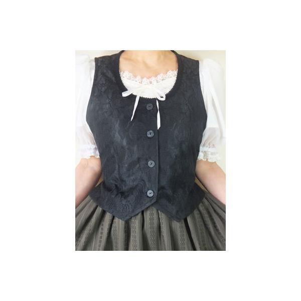 ネックラインにレースの飾りがついたU開きレース素材のベストです。薄手の裏地付きで軽く涼しく着ることが出来ます。１枚あるとコーディネートの幅が広がりますね。ベストの後ろ尾錠でウエストシェイプも出来ます。両脇裾はスリットが入っています■素材■表...