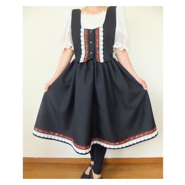 チロリアンテープとレース使いが素敵なベストです生地はポリエルテル100％のツイル素材です。適度な張りがあり軽くしっかりしたシワになりにくい素材です。深めのU開きになってます。前ボタン開きで着やすいです。ベストの後ろ尾錠でウエストシェイプも出...