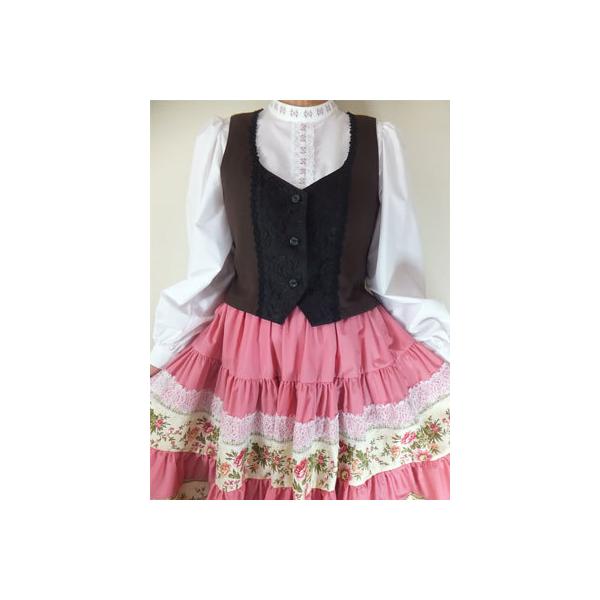 チロリアンテープとレース使いが素敵なベストです生地はポリエルテル100％のツイル素材です。適度な張りがあり軽くしっかりしたシワになりにくい素材です。深めのU開きになってます。前ボタン開きで着やすいです。ベストの後ろ尾錠でウエストシェイプも出...