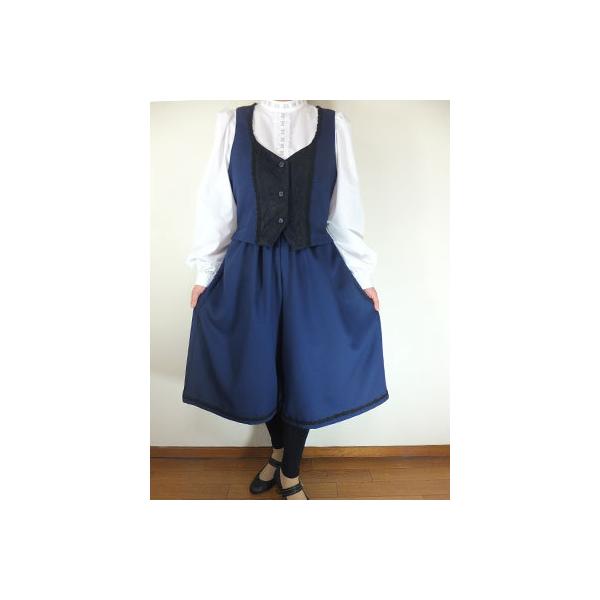 ネックラインと切り替え線にばら柄のケミカルレースを使ったベストです。表地はポリエステル100％の軽くシワになりにくい生地で薄手の裏地付きです。前身頃にはレースの切り替えが入っていてエレガントな雰囲気になっています。同じ素材のキュロットスカー...