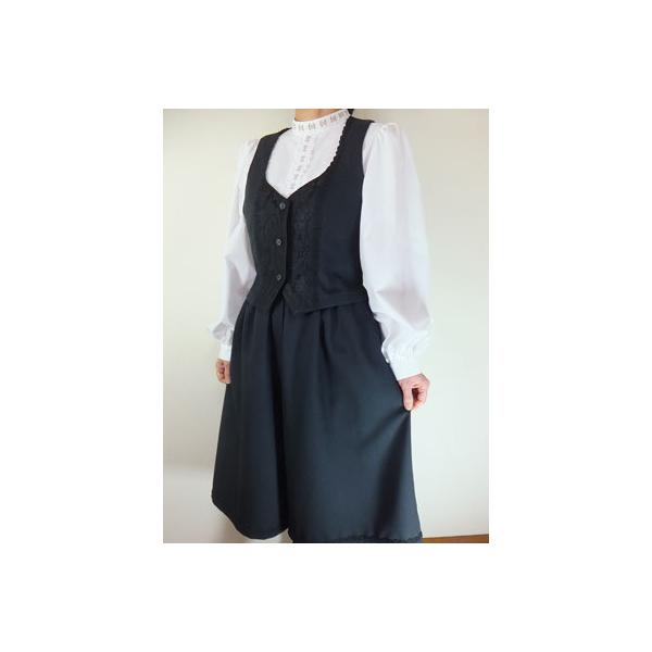 ネックラインと切り替え線にばら柄のケミカルレースを使ったベストです。表地はポリエステル100％の軽くシワになりにくい生地で薄手の裏地付きです。前身頃にはレースの切り替えが入っていてエレガントな雰囲気になっています。同じ素材のキュロットスカー...