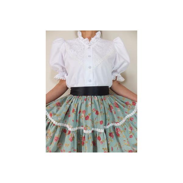 フリルスタンドカラーがお顔周りを華やかに見せてくれます。脱ぎ着が楽なボタンあきも嬉しいですね。品のある華やかさを楽しんで下さい。■素材■綿ポリエステル素材(綿65%ポリエステル35%)レース ポリエステル100%■サイズ■Sサイズ 出来上が...