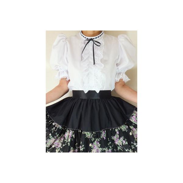 スタンドカラーのはしごレースに通したサテンリボンが素敵です。前中心に付いているギャザーレースが華やかさを出しています。■素材■綿ポリエステル素材(綿65%ポリエステル35%)レース ポリエステル100%■サイズ■Sサイズ 出来上がりバスト ...