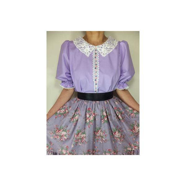 襟はエレガントなレースを使用しています。胸元にはお花柄のチロリアンテープ可愛らしく、エレガントなブラウスになっています。■素材■綿ポリエステル素材(綿65％ポリエステル35％)■サイズ■Sサイズ 出来上がりバスト92cmMサイズ 出来上がり...