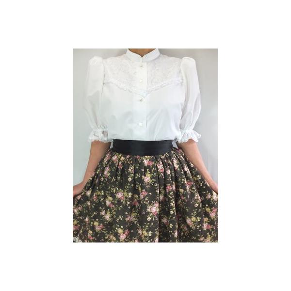 シワになりにくい綿ポリ素材で作ってあります。ヨーク部分にレースを重ねています。前ボタン開きなので着やすくなっています。幅の細いスタンドカラーで襟元の開きが気になる方にお勧めです。シンプルな形なので飽きずにきれると思います。■素材■綿ポリエス...