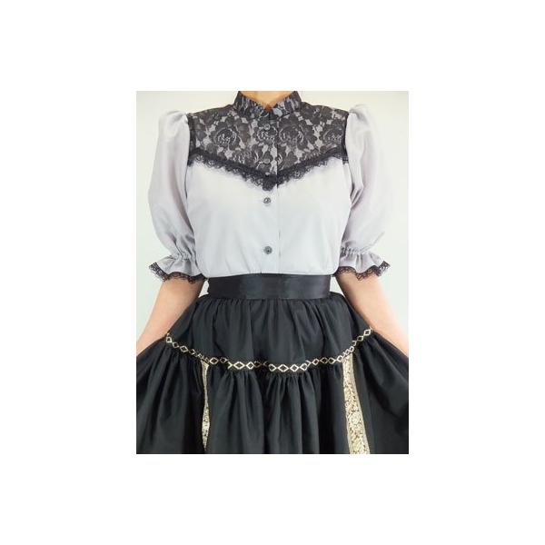 シワになりにくい綿ポリ素材で作ってあります。ヨーク部分にレースを重ねています。前ボタン開きなので着やすくなっています。幅の細いスタンドカラーで襟元の開きが気になる方にお勧めです。シンプルな形なので飽きずにきれると思います。■素材■綿ポリエス...