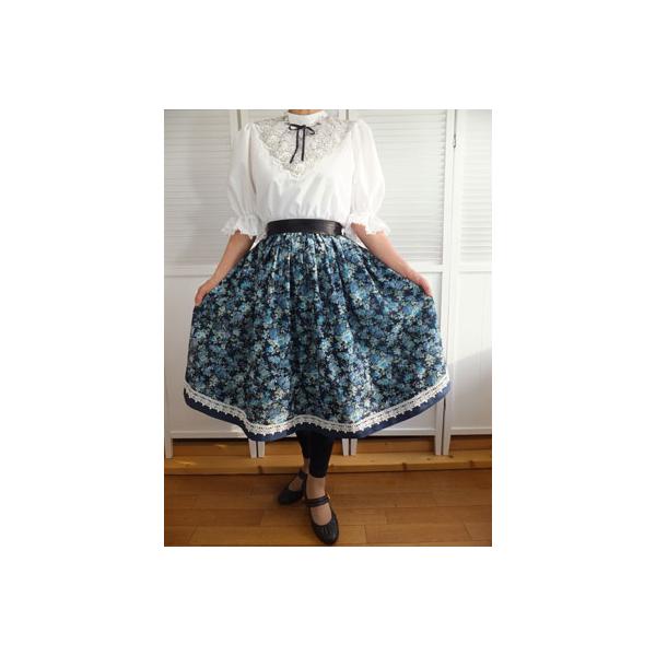 シワになりにくい綿ポリ素材で作ってあります。白黒のばら柄チュールレースを使って素敵なブラウスが出来ました。幅の細いスタンドカラーで襟元の開きが気になる方にお勧めです。■素材■綿ポリエステル素材(綿65%ポリエステル35%)■サイズ■Sサイズ...