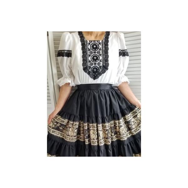 シワになりにくい綿ポリ素材で作ってあります。個性的な柄のチュールレースを使いエキゾチックで可愛いブラウスになっています。ネックラインはスクエアネック後ファスナー開きになっています素材■素材■綿ポリエステル素材(綿65%ポリエステル35%)■...