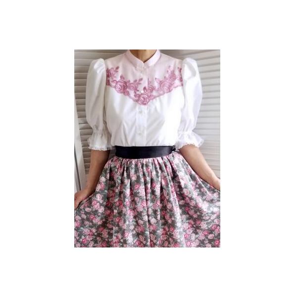 シワになりにくい綿ポリ素材で作ってありますヨーク部分にシックなダークローズ色のレースを重ねています前ボタン開きなので着やすくなっています幅の細いスタンドカラーで襟元の開きが気になる方にお勧めですシンプルな形なので飽きずにきれると思います■素...