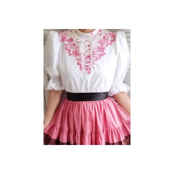 シワになりにくい綿ポリ素材で作ってありますヨーク部分に使っているローズ色の花柄レースがとても素敵です顔色が明るく華やかな雰囲気に包まれます幅の細いスタンドカラーで襟元の開きが気になる方にお勧めです後ファスナー開きになっています■素材■綿ポリ...