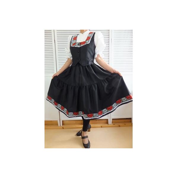 ベストは胸元に花柄のチロルテープとレースを飾りました。前ボタン開きで着やすく脱ぎやすいベストです。素材はシワになりにくく軽いポリエステル素材です。ベストの後ろ尾錠でウエストシェイプも出来ます。両脇裾はスリット入っています。スカートはシワにな...
