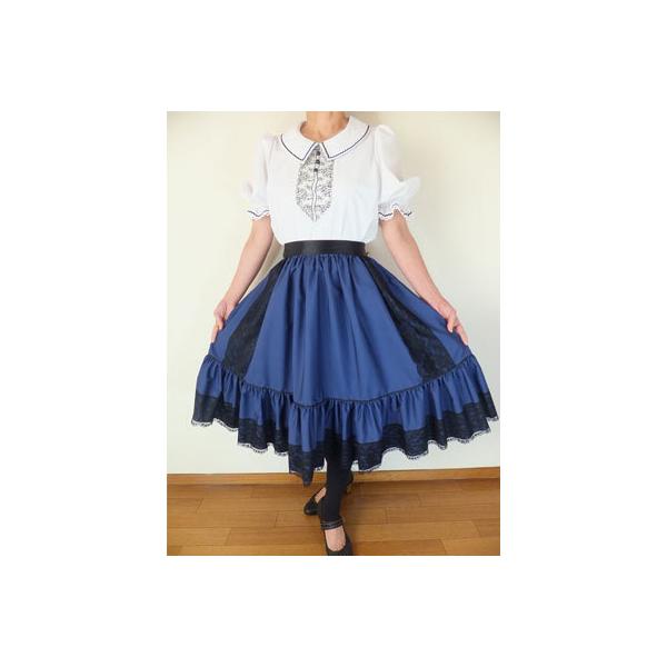 裾周り4ｍと少しボリュームを抑えた２段ティアードスカートです。幅広のラッセルレースを裾回りと前スカートにふんだんに使っています。前スカートの縦に入ったレースで全体的にスッキリと見えますね。綿ポリ素材なのでしわにもなりにくく色々なブラウスやベ...