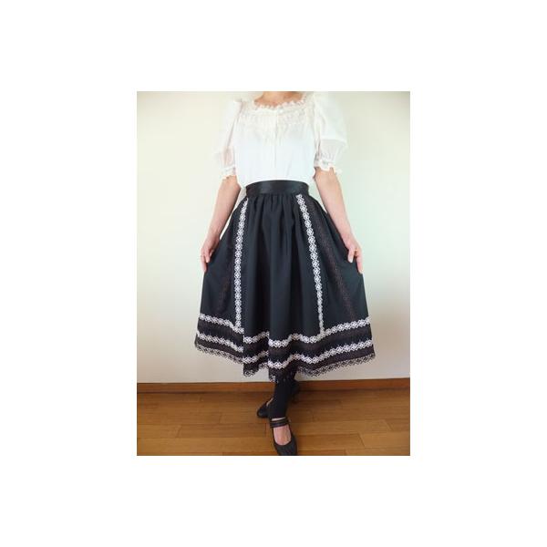 ■説明■黒、茶、白と色々な色が組み合わさった個性的で素敵なレースを裾回りに豪華に付けています。スカートの素材は綿ポリ素材使用しています。シンプルな形ですが個性的なレースが映えてとても素敵なスカートになっています。両脇ポケット■素材■表地:ポ...