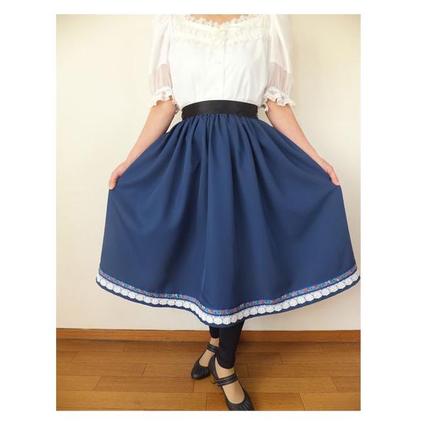 裾周り2.7ｍとボリュームを抑えたスカートです。チロリアンテープとレース使いが素敵なスカートです。生地はポリエルテル100％のツイル素材です。適度な張りがあり軽くしっかりしたシワになりにくい素材です。同じ素材で作っているベストBE014と合...