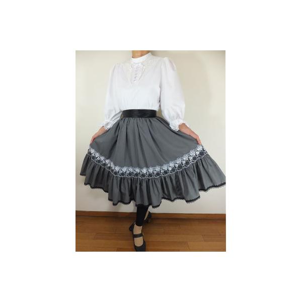 裾周り4ｍと少しボリュームを抑えた２段ティアードスカートです。優雅でおしゃれな薄いグレーのバラ柄チュールレースをたっぷり使いました。スカートの素材は綿ポリで軽く適度なハリがありしわになりにくい素材です。一年を通して着ていただけトップスも合わ...