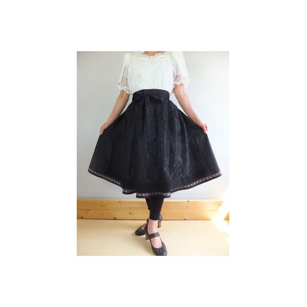 裾回り2.7ｍと少しボリュームを抑えたスカートとレースのエプロンのセット商品です。スカートは適度に張り感のある綿ポリ素材。レースはポリエステル100%でともに軽くしわになりにくい素材です。セットで着るのはもちろんですがレースのエプロンは他の...