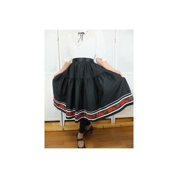 黒地に赤いばらのジャガードリボンが印象的なスカートです。スッキリとしたなかに白のレースとジャガードリボン。華やかさもありトップスとの相性もよく四季をとうして楽しめるスカートです。しわになりにくい綿ポリ素材使用。両脇ポケット■素材■無地：綿3...