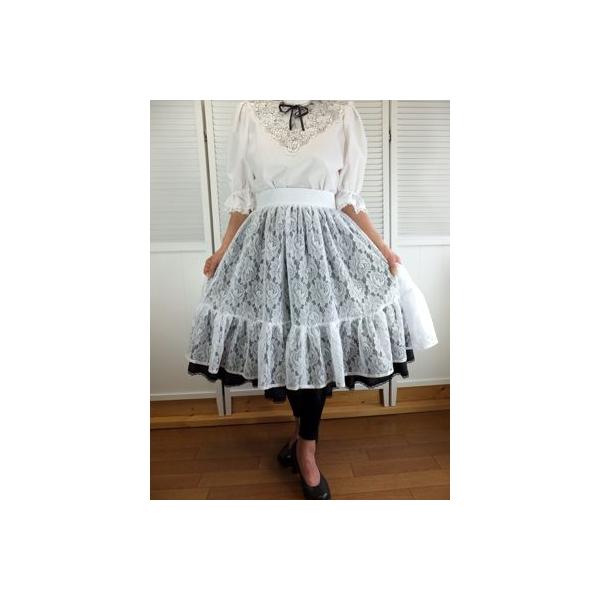 裾周り4ｍの２段ティアードスカートですどのようなスカートにも合わせられるので一枚あると重宝しますばら柄のポリエステル100％レース生地使用しているので しわになりずらく持ち運びにも便利です後はふんわりとリボン結びにして着用してください■素材...