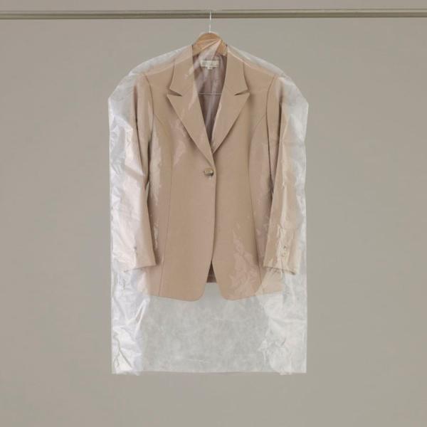 洋服の上からすっぽりかぶせるシンプルなカバーです。高級クリーニングの仕上がり品に使われる、片面不織布の業務用タイプ。通気性はしっかり確保しています。裾開きタイプなので洋服の丈を気にせずカバーできるのはもちろん、丈に合わせてカットしてもほつれ...