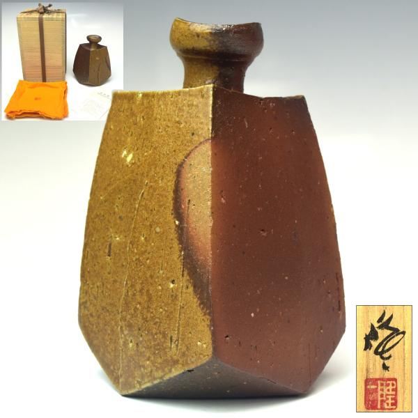 備前焼の名工　【隠崎隆一】作の『備前 徳利』です。本物保証致します。丁寧に造型が施され景色も良い秀逸作です。共箱に汚れがありますが作品は割れ欠けニュウの無い好状態です。エッジの効いた存在感のある作品です。この機会をお見逃し無く！　【大きさ】...