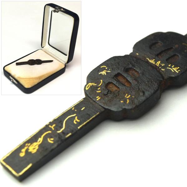 時代のある鉄地刀鍔図象嵌目貫です。裏部の金具が欠損していますが、細部まで丁寧に造られた味わい深い目貫です。【大きさ】幅 6cm　重量　7.6cm