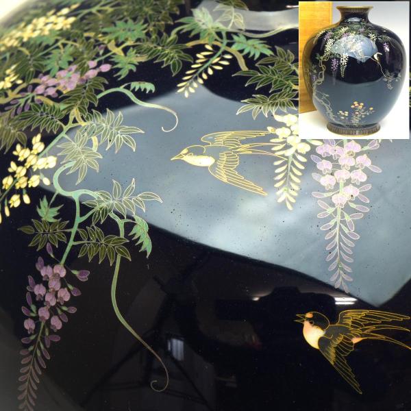 明治時代に造られた「細密七宝藤に金線鳥図花瓶」です。本物保証致します。細部まで丁寧に造られており時代を経た味わい深い作品です。経年に伴なう擦り傷や汚れ、細かな当り等ありますが景観を損ねる目立った痛みはありません。明治時代に造られた細密で上手...