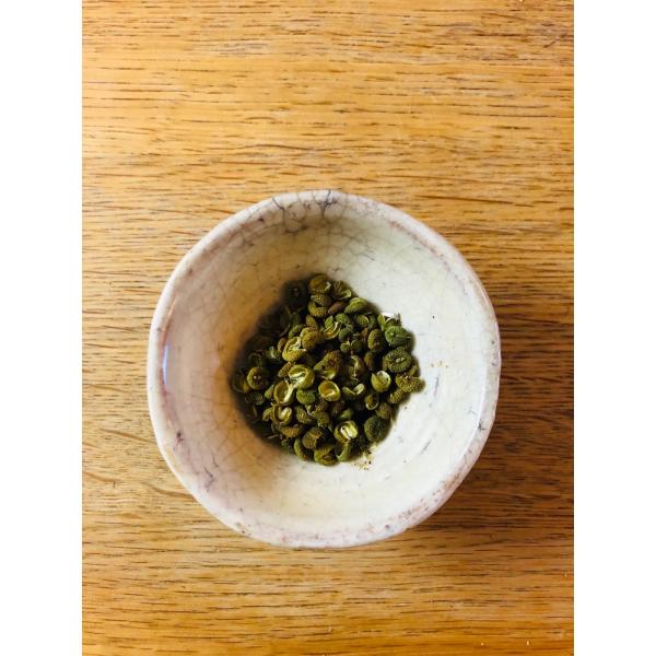 【原材料】山椒（紀州産ぶどう山椒１００％）【内容量】１５g【製造元】山本勝之助商店☆保存方法　高温、多湿、直射日光を避けて保存してください。　　　　　　開封後は冷蔵庫で保存し、できるだけ早くお召し上がりください。和歌山県産ブドウ山椒の乾燥品...