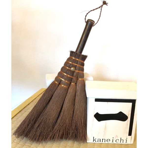 【材　質】本棕櫚皮、黒竹、銅線【サイズ】H31cm×W13cm【重　量】90ｇテーブルのパン屑、机の上の消しゴム、棚の上の埃などの掃除に。かつて竈(かまど)周りを掃く箒を竈の神・荒神様より名をとって荒神箒と呼んでおり、そこから小箒を総称して...