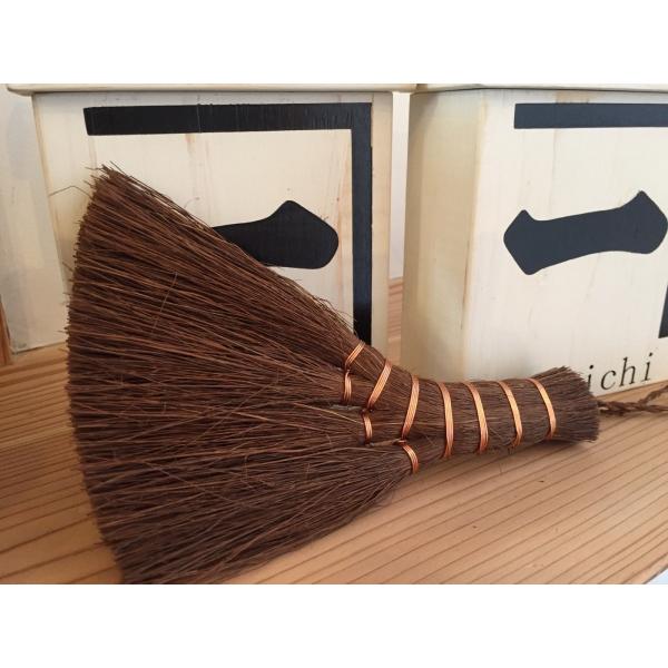 【材　質】本棕櫚皮、銅線【サイズ】H17cm×W11cm【重　量】30ｇテーブルのパン屑、机の上の消しゴム、棚の上の埃などの掃除に。かつて竈(かまど)周りを掃く箒を竈の神・荒神様より名をとって荒神箒と呼んでおり、そこから小箒を総称して荒神箒...