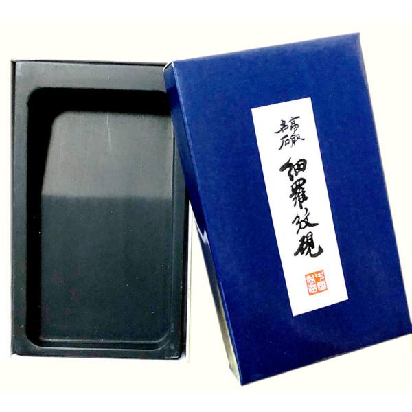 一般的によく流通している中国の羅紋硯です。五三寸サイズで少し大きめで使用しやすく漢字用の墨を磨るのに最適です。■ サイズ： 約150×90×22mm ■重量： 500g ■製造国： 中国 ※天然石のため、個体によりサイズ・重量は多少異なりま...