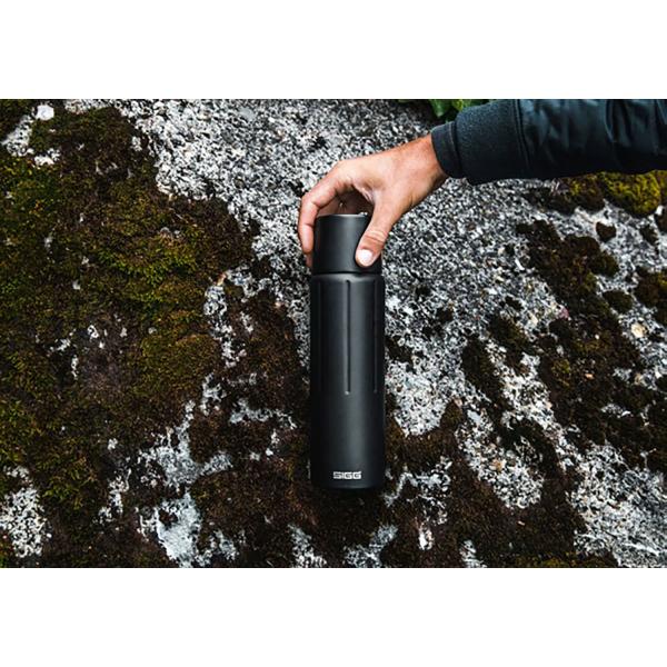 シグ SIGG SIGG GEMSTONE ブラック 0.5L  50309　アウトドア　SIGG ホット&amp;コールドステンレスボトルが更に軽量化!高度な保温保冷機能を持つ真空2重構造ステンレスボトル。内側のステンレスレイヤーを超薄型...