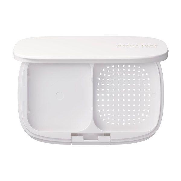 指がかりがよく、開けやすいフォルム。ワンタッチでレフィルのセットや取り外しも簡単。メディアリュクスのパウダーファンデーション専用のケース。