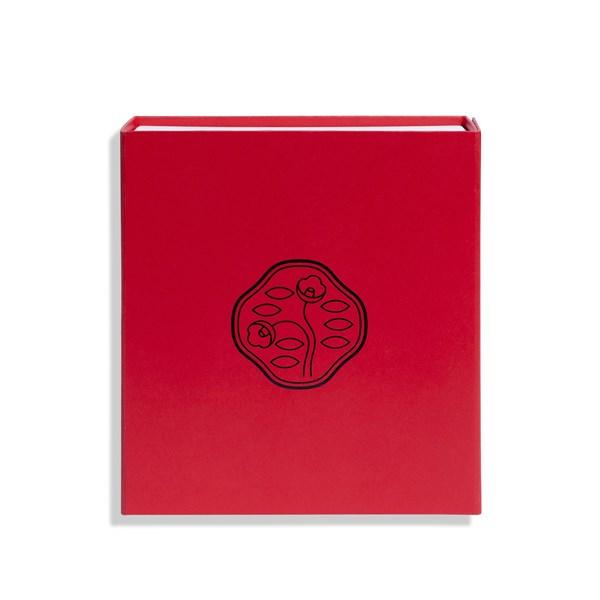 【発売日：2024年02月01日】SHISEIDOのシンボルであるカメリアマークを刻んだスタイリッシュなボックス。折りたためて、簡単に組み立てられるので様々なシーンに使えます。Sサイズ　幅150mm×高さ72.5mm×奥行100mmLサイズ...