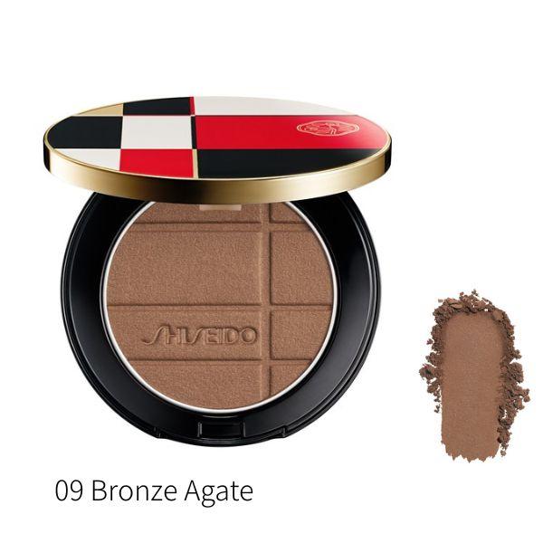 【発売日：2026年03月01日】内側からにじみ出るような艶めき、血色感、上質な立体感を生み出すフェイス＆アイカラー。スキンケアリキッド配合のしっとりと柔らかなパウダーが、溶け込むように肌に馴染みます。長時間うるおいをまとった仕上がりが続き...