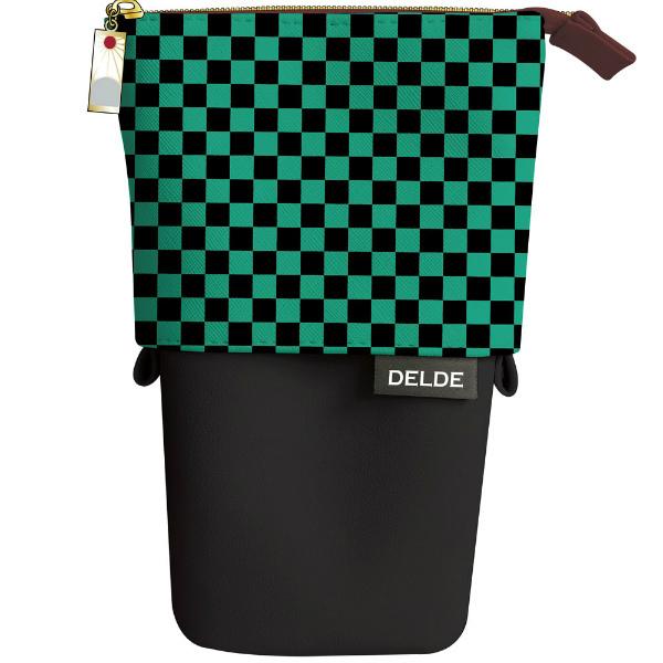 【発売日：2021年10月12日】●鬼滅の刃からスライドさせるだけで ペンスタンドになる「デルデ」新登場。●ペン入れだけでなくメイクポーチとしても使えます。●ファスナーチャーム付。●柄は　竈門炭治郎です。●商品サイズ:  約W130×H18...