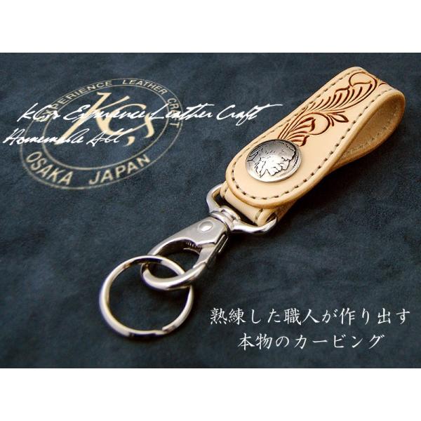 熟練した職人が1つ1つ丁寧にカービングでデザインしたとても手の込んだキーホルダーです。カービングとは何種類もの専用工具を使い、手彫りで柄を描き、革の表面に凹凸を付ける卓越した職人技術の結晶です。ベルトやかばんなどに通して、使用する事ができま...