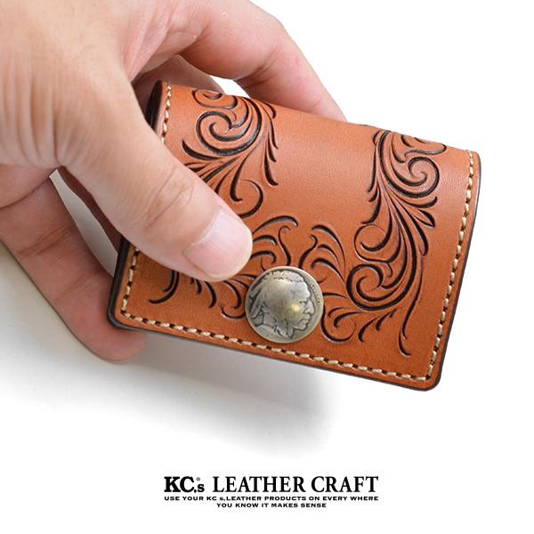 小銭がたくさん入るがま口のようなコインケースです。熟練した職人が1つ1つ丁寧にカービングで植物をデザインしております。カービングとは専用工具を使い、手彫りで柄を描きあげる事をいいます。取り出し口が大きく開く、がま口タイプなので中身が一目で分...