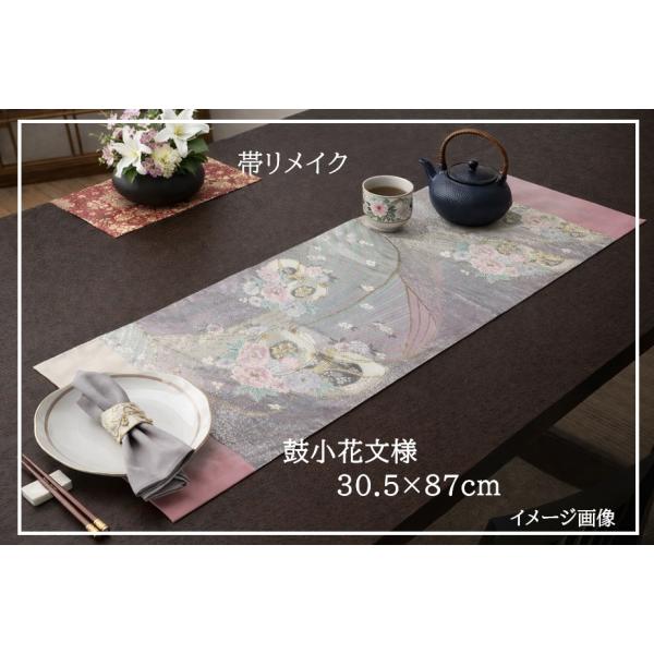 ■画像にある小物(ハンガーや花など)は商品に含まれません。◆帯のリメイク品になります。■サイズ---【cm】30.5　長さ約87■新品の帯をリメイクしました。シルバー地に鼓と小花文様で淡い色合いで色糸金糸が美しく高級感のある帯地です。端は帯...