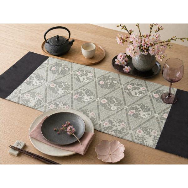 ■画像にある小物(ハンガーや花など)は商品に含まれません。竹ハンガーは別売りしています。◆帯のリメイク品になります。■サイズ---【cm】幅31.5　長さ約69.5■帯として使用の少ない美品の帯をリメイクしました。銀糸地に斜め格子に小花文様...