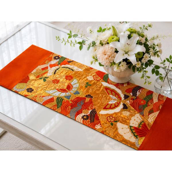 ■画像にある小物(ハンガーや花など)は商品に含まれません。◆帯のリメイク品になります。■サイズ---【cm】幅31　長さ約71■帯として使用の少ない美品の帯をリメイクしました。朱色地に波や小花・蝶々文様で華やかな色合いとなっています。帯中裏...