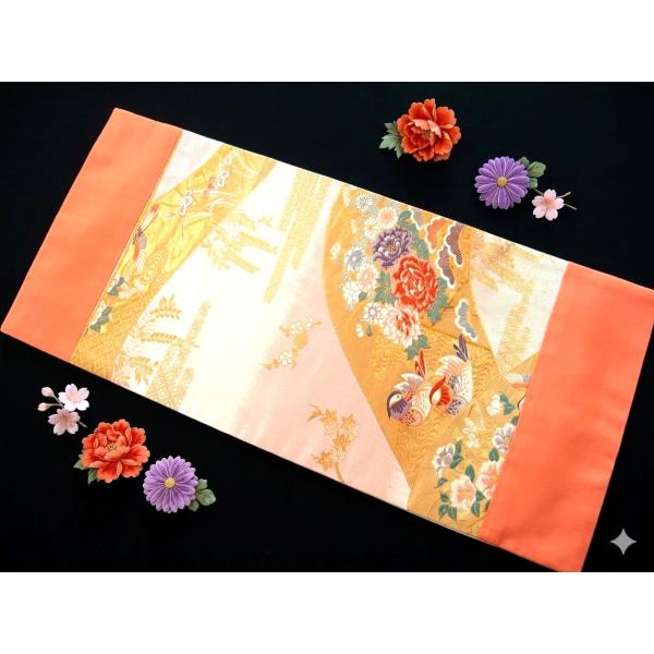 ■画像にある小物(ハンガーや花など)は商品に含まれません。◆帯のリメイク品になります。■サイズ---【cm】幅31　長さ約70■新品の帯をリメイクしました。鴛鴦や藤の花などの花文様で淡い色合いと金糸で上品で華やかさの素敵な文様です。両端の無...