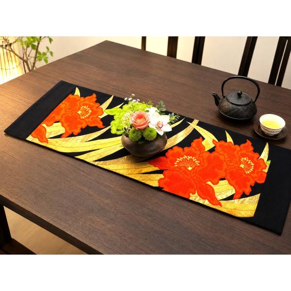 ■画像にある小物(ハンガーや花など)は商品に含まれません。■竹ハンガーはオプションでお求め出来ます。◆帯のリメイク品になります。■サイズ---約【cm】30　長さ約90■未使用の帯をリメイクしました。黒地にカトレアの文様でございます。昭和時...