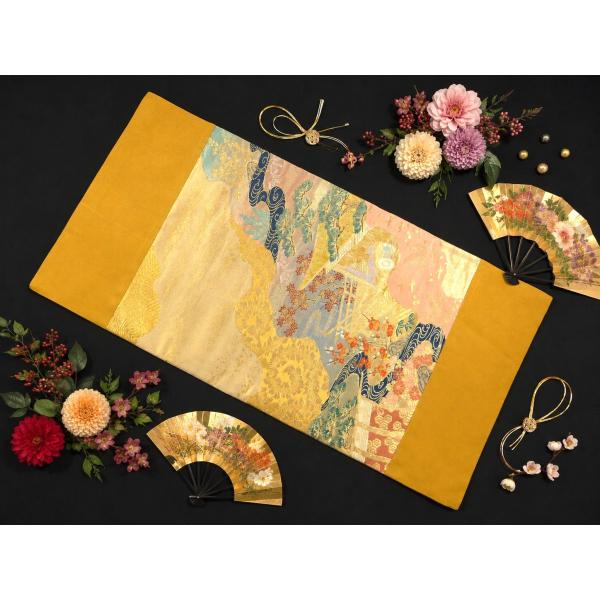 ■画像にある小物(ハンガーや花など)は商品に含まれません。◆帯のリメイク品になります。■サイズ---約【cm】31.5　長さ約63■帯をリメイクしました。帯としての使用が少なかったようで綺麗です。金糸地に寝殿に鼓や小花の文様です。高級感ある...