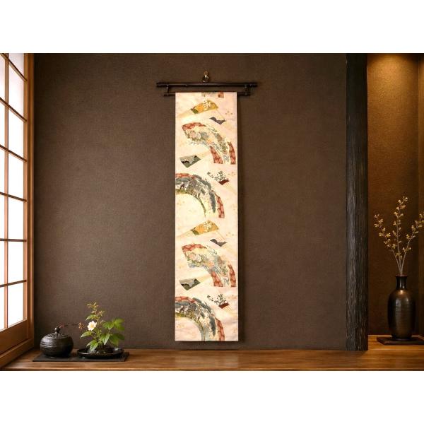 ■画像にある小物(ハンガーや花など)は商品に含まれません。■ハンガーはオプションで販売しております。◆帯のリメイク品です。■サイズ---約【cm】幅31　長さ180■未使用の新品の帯をリメイクしました。グレイ地に扇面に御所車や流水小花などの...