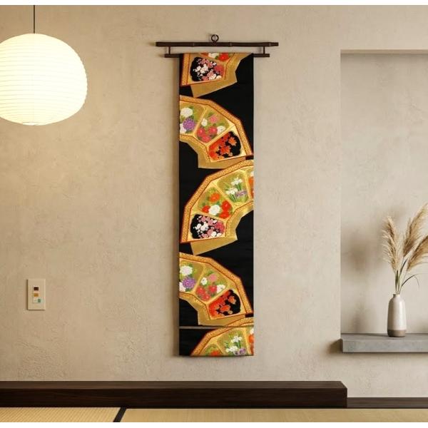 ■画像にある小物(ハンガーや花など)は商品に含まれません。■ハンガーはオプションで販売しております。◆帯のリメイク品です。■サイズ---約【cm】幅31　長さ172■未使用の新品の帯をリメイクしました。黒地に、桃の花・牡丹・菖蒲、そして菊・...