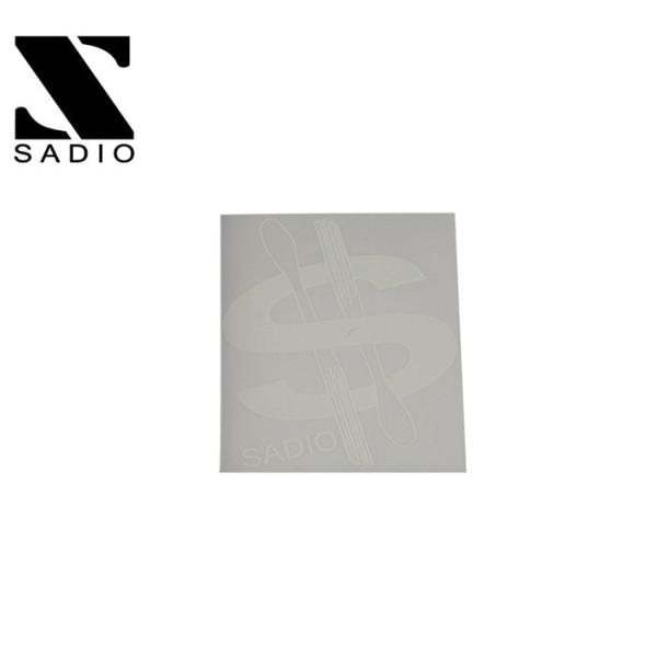 SADIOの白文字クリアステッカー。 商品仕様◆サイズ：H60mm x W50mm◆カラー：WHITE 【メール便対応可(要選択)】【WEB/実店舗/メーカー在庫共有】