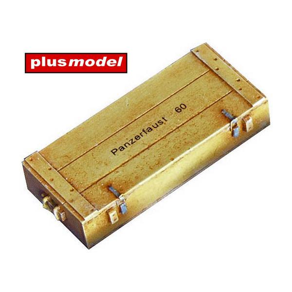 レジンキャストで成型された木箱4個とデカールのセット。箱に貼られた名前以外パンツァーファーストっぽい所はありません。