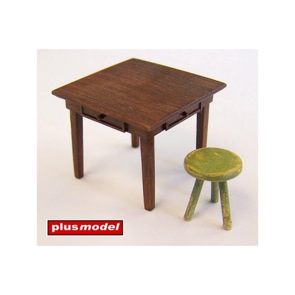 レジンキャストで成型されたテーブルとイスが一つずつ入ったセット。どうとでもなりすぎる自由な物体。